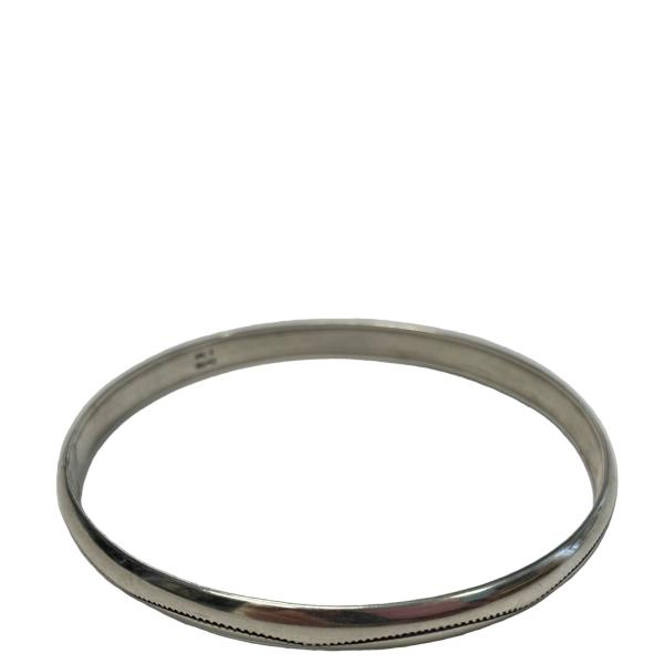 米国ニューメキシコ州のギャラップにて1974年に創業した「ファースト・アメリカン・トレーダーズ」。当時よりネイティブアメリカンのアーティスト達が手作りする、古くから伝わるシルバージュエリーや陶器、工芸品などを手がけるブランドです。使用されて...