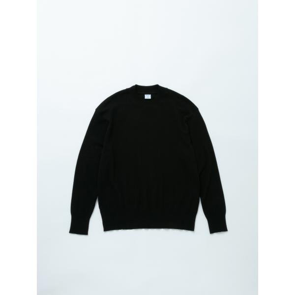 BY FABRIC : Cotone Softクルーネック リラックスフィット ニットソー。肩幅、身幅にゆとりをもたせたベーシックなフィットバランス。コットン100%のきめ細やかな肌触りと気兼ねなく着れる安心感が魅力です。袖先、裾ともに8c...