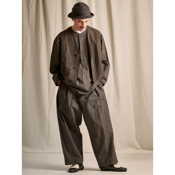 深いプリーツとプリーツに重なる5mm巾両玉縁ポケットが特徴のワイドイージーパンツ。ウエストは、スピンドルの入ったゴムシャーリング仕様に仕上げています。素材は手作業で染めたムラ感と天日干しによるシワ感が特徴の40タイプライターを使用。シャツと...