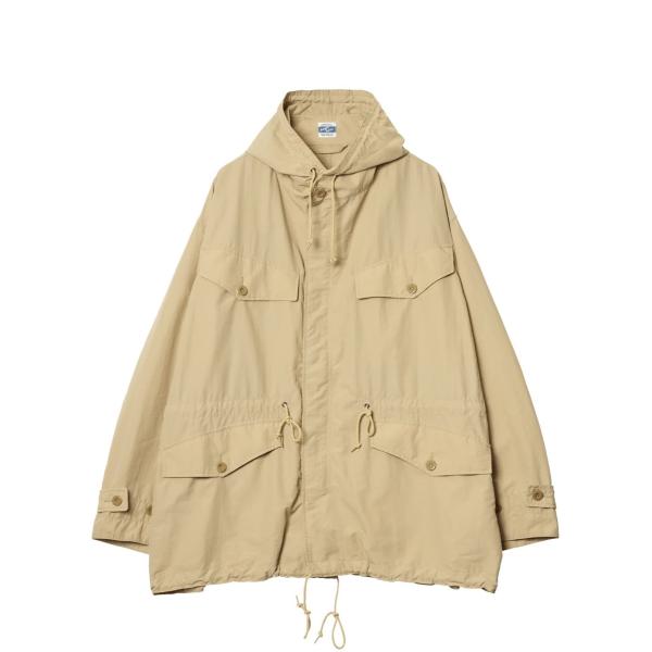 アメリカミリタリーコートとフランスSmock Parkaをベースにモデファイしたミリタリーパーカーです。使用しているNylon OXはとても軽さのある素材、キレイなドレープが入るのでどこかドレッシーな印象を感じるアイテムです。ARMY TW...