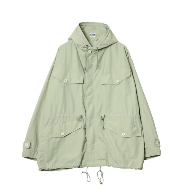 アメリカミリタリーコートとフランスSmock Parkaをベースにモデファイしたミリタリーパーカーです。使用しているNylon OXはとても軽さのある素材、キレイなドレープが入るのでどこかドレッシーな印象を感じるアイテムです。ARMY TW...