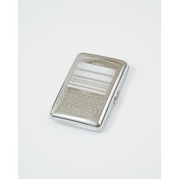 店舗間移動の為、発送までに3日かかる場合がございます。Item DescriptionX線没収品を再解釈する"Confiscation Objects"シリーズから、携帯電話のシルエットを転用したシガレットケース。BlackBerryを想起...