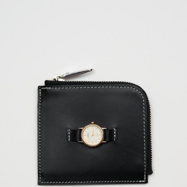 店舗間移動の為、発送までに3日かかる場合がございます。ウ?ィンテーシ?の壊れた腕時計を再利用してウォレットの中央に配置したユニークピース。行き場を失ったジャンク品をマテリアルとして活用しており、一般的なラグジュアリーへのカウンターとしてアッ...