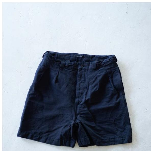 ・夏に最適なコットンとリネンのオリジナルツイル生地。・しっかりと織られた生地は嵩高で滑らかな肌触り。・ボリュームのあるショーツで、ゆったりと着用できる。・シンプルで丈夫なデザイン。・ユニセックスアイテム。HATSKI（ハツキ）MADE IN...