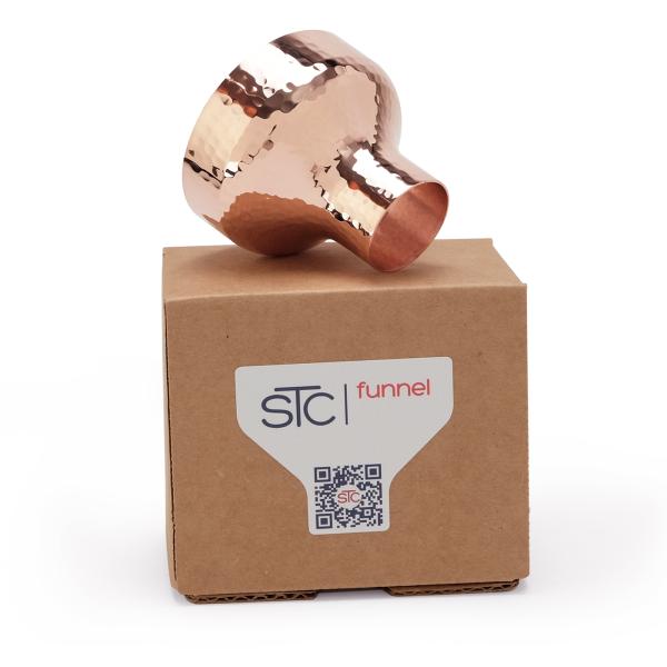 【発売日：2025年11月18日】世界チャンピオンの抽出理論に基づいたトルココーヒーの抽出器具美しさと機能性を兼ね備えた銅製のファンネル。コーヒーの粉を素早くきれいに、イブリックに入れることができます。トルコの職人によって一つ一つ手作業で作...