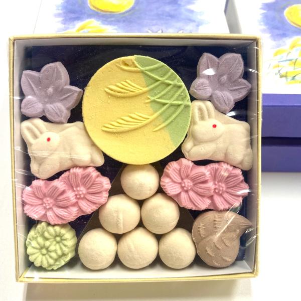 香川県産和三盆口どけの良さと上品な甘みの高級干菓子「お月見」千代箱入り季節のお菓子をご紹介、令和８年度の「お月見」十五夜は、９月25日（金）、十三夜は、10月23日（金）です、美味しいお茶と和三盆のお菓子で秋の夜長を過ごしてみては、いかがで...