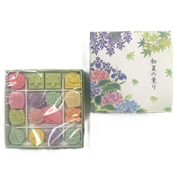 初夏の薫りは、さぬきの国（香川県産）の高級白砂糖を伝統の製法で造り上げた和三盆干菓子です砂糖本来の旨味と風味、独特のくちどけの良さを是非ご賞味くださいませ原材料名：和三盆糖（香川県産製造）内容量：１６個　賞味期限：2027.03.19　製造...