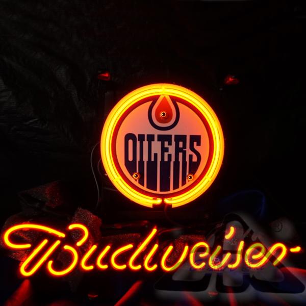 鮮やかな赤のネオン管がロゴ全体を囲み、情熱的な光で空間を彩りますロゴ下にはBudweiserの筆記体ロゴが点灯し、ビールとホッケーの鉄板コンビを再現オイル産業の力強さとスポーツチームのスピリットが融合したデザインが魅力スポーツバー、ガレージ...