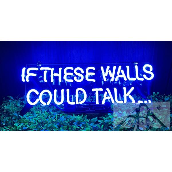 【デザイン特徴】印象的な英字フレーズ「IF THESE WALLS COULD TALK」を鮮やかなブルーで表現したガラス製ネオンサイン。空間に深みと奥行きを与えるメッセージ性の高いデザインです。【雰囲気】幻想的で静かな青い光が漂う空間を演...