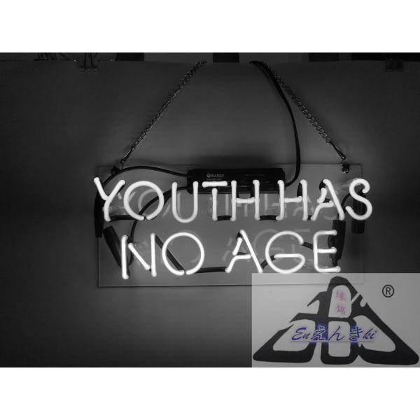 【デザイン特徴】「YOUTH HAS NO AGE（若さに年齢はない）」という前向きな英語フレーズを白色のネオンで表現したガラス製ネオンサイン。ミニマルで洗練されたデザインは、空間にメッセージ性とスタイルをプラスします。【雰囲気】シンプルな...