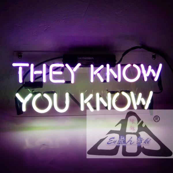 【デザイン特徴】紫と白の2色で構成された力強い英字メッセージ「THEY KNOW YOU KNOW」をデザインしたガラス製ネオンサイン。シンプルながらインパクト抜群のデザインで、印象的な空間を演出します。【雰囲気】紫のミステリアスな光と白の...