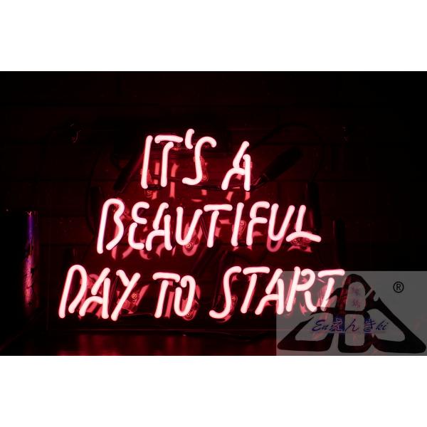 【デザイン特徴】「IT'S A BEAUTIFUL DAY TO START（素晴らしい一日を始めよう）」という前向きなメッセージを、大文字英字でスタイリッシュに表現したピンクのネオンサイン。LEDとは異なり、ガラス製ネオンならではの滑らか...