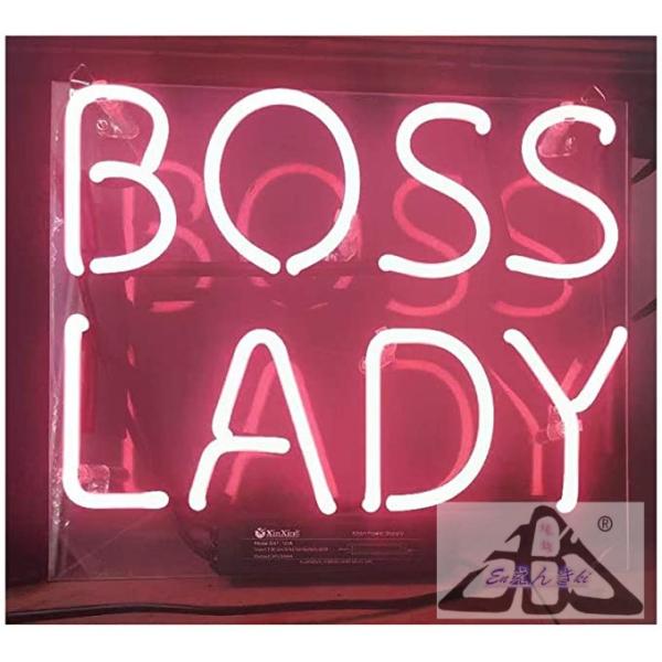 【力強い英字メッセージ】「BOSS LADY（ボスレディ）」は、自信とリーダーシップを象徴する言葉。働く女性や自立する女性を称える、パワフルなガラスネオンサインです。【フォントと色味の魅力】直線的で明快な大文字フォントを、白いネオンで強調。...