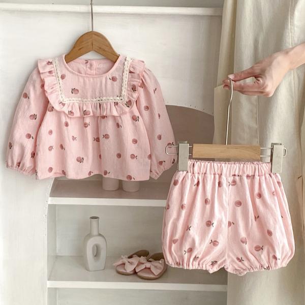 商品名:桃柄ピンクトップス＆ブルマセット商品説明:かわいらしい桃柄がプリントされた長袖トップスとブルマの2点セットです。やわらかいピンクの生地にフリル付きの襟元が上品さを演出します。ウエスト部分はゴム仕様で、赤ちゃんの体に優しくフィットしま...