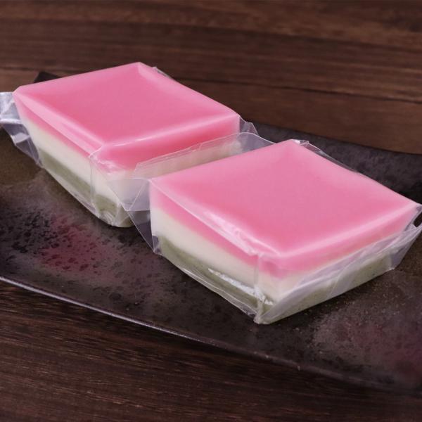 国内産水稲もち米を使用した、ひなまつり用のひし餅です。三色ひしもちは、ひな祭りに飾られる菱形の餅で、上から「ピンク・白・緑」の順に重ねるのが一般的。それぞれ、魔除け・清浄・健康（雪の下に新芽が芽吹き、桃の花が咲く春の情景）を意味し、子供の健...
