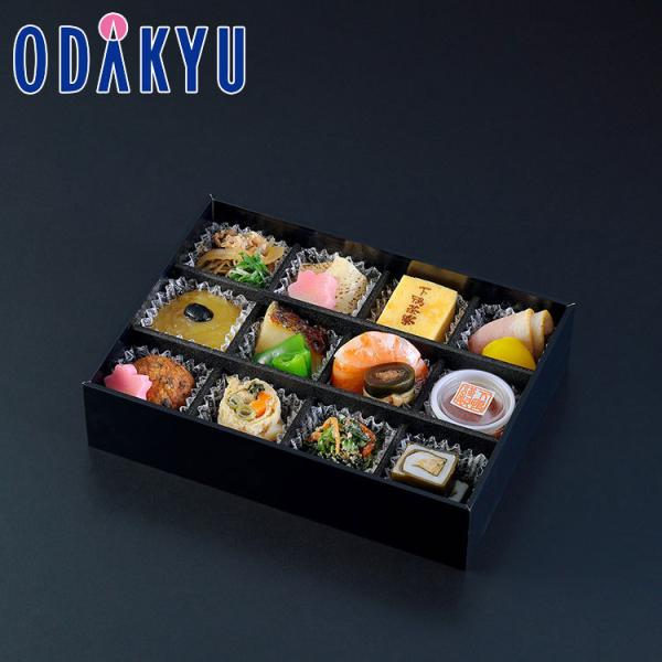加工地：京都重さ：約0.5kg箱サイズ：15×20.6×4.7（cm）賞味期間：製造日より120日間内容：1人前（厚焼玉子、巻ゆばのあんかけ、飛龍頭煮、黒豆きんとん、求肥巻、牛しぐれ煮、鶏信田巻、 ほうれん草胡麻和え、カラスカレイ西京焼、海...