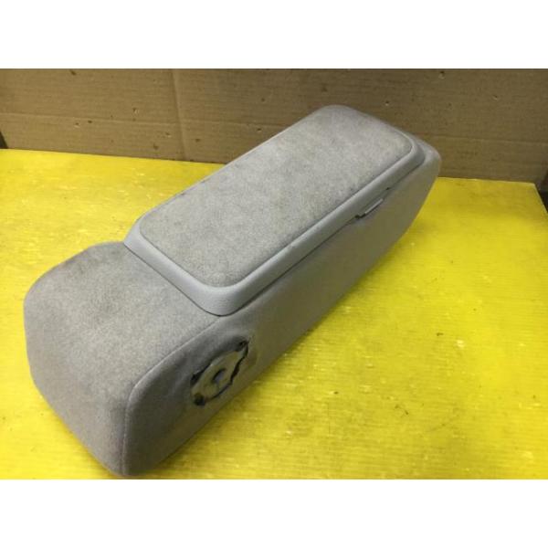 **** 商品説明を必ずご確認ください ****部品管理番号：000052049270460メーカー純正品番：72810-B2820-E1部品名：アームレスト部品区分：リサイクル品部品カラー：ベージュ車名：ピクシスジョイ車両タイプ名：5ドア...