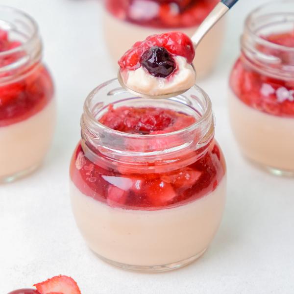 数種類のベリーが乗った季節限定プリンです。ストロベリーやクランベリー、ブルーベリーを贅沢に盛り込み、ジュレに閉じ込めました。クランベリーの酸味があとを引く味わいになっています。プリンもベリー風味となっています。※画像はイメージです。商品や容...