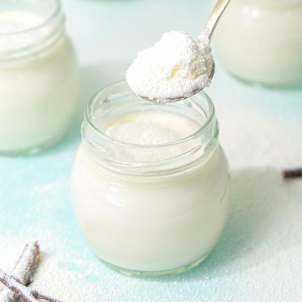 真っ白な見た目が目を引く季節限定プリンです。冬の季節に白い雪が降るような景色を表現しました。雪が積もったようなプリンは、冬の印象にぴったりなミルクプリン。当店のプリンの中でも、濃厚かつ優しい味のミルクの旨味がダイレクトに伝わる商品です。※画...