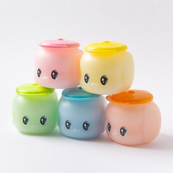 見た瞬間にきゅんとする、パステルカラーのフエキくんのつぼのり。日本製のフエキ糊は、昔から親しまれているロングセラー商品です。天然でんぷんから作られており、お子さまの工作にも使われてきたやさしい使い心地。使い終わったあとは小物入れや貯金箱とし...