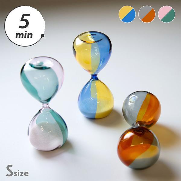 2色の組み合わせが美しい砂時計です。約5分が計れます。1点1点職人が手作業で作っており、商品によってガラスの表情が異なります。1人の職人が1日に多くても30個しか作れない特別な逸品です。インテリアのアクセントにも。高級感のある箔押しのボック...