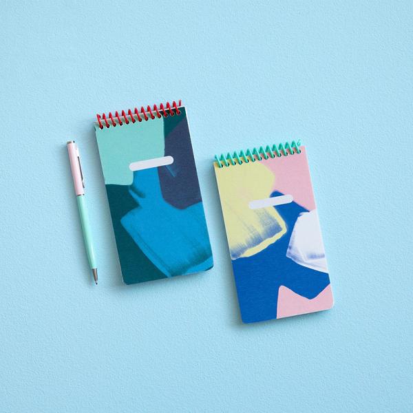 SMARTBOOKはスマートフォンサイズのコンパクトなノート。ちょっとしたメモやTO DOリストとしてもGood。 各ページにプリントされたスマホのバッテリー残量のようなアイコンはページの残りを示すもの。 ページをめくるとトラのアイコンがく...