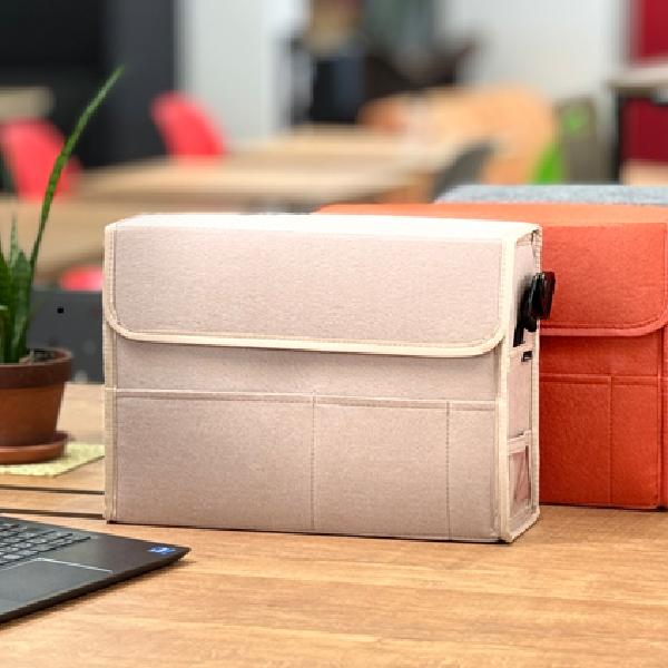 ■取り扱い番号AE-867619B■仕様メーカー : オカムラ製品名 : モバイルバック ワークツール クローズ・A4タイプ色素材 : ベージュ外寸 : 幅360mm 奥行き110mm 高さ260mm ランク : Bランク■特徴素材:フェル...