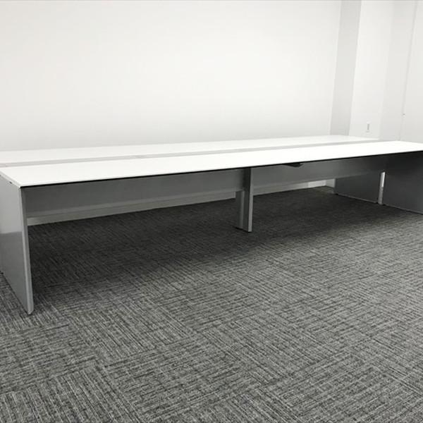 ■取り扱い番号DF-872483B■仕様メーカー : コクヨ製品名 : WorkVista色素材 : ホワイト外寸 : 幅4000mm 奥行き1400mm 高さ720mm ランク : Bランク■特徴配線口:直線タイプ天板:メラミン化粧板 W...