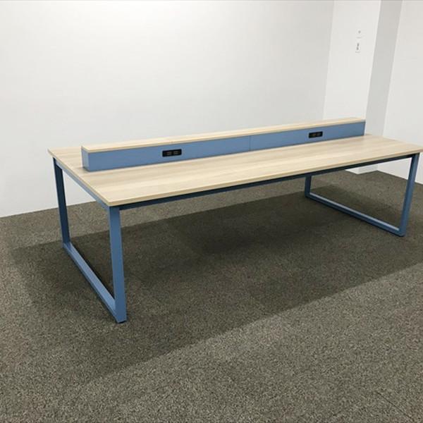 ■取り扱い番号DF-879501B■仕様製品名 : フリーアドレスデスク オリバー 両面タイプ色素材 : 木目調プレーン外寸 : 幅2400mm 奥行き1200mm 高さ720mm ランク : Bランク■特徴コンセント:8口 合計各15A ...