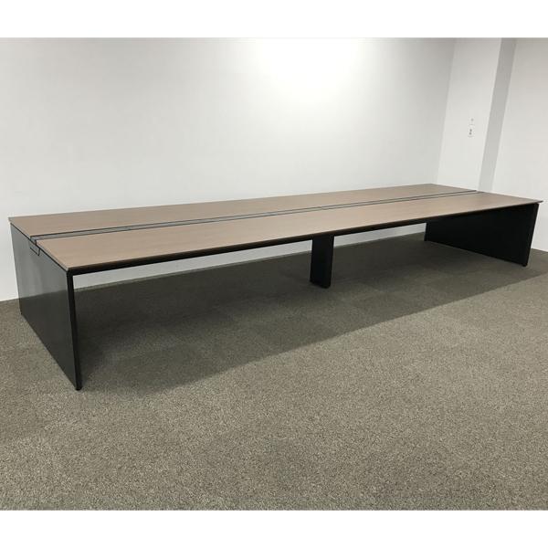 ■取り扱い番号DF-879929B■仕様メーカー : オカムラ製品名 : Pro Unit色素材 : ネオウッドダーク外寸 : 幅4800mm 奥行き1400mm 高さ720mm ランク : Bランク■特徴配線口:直線タイプ天板:W2400...