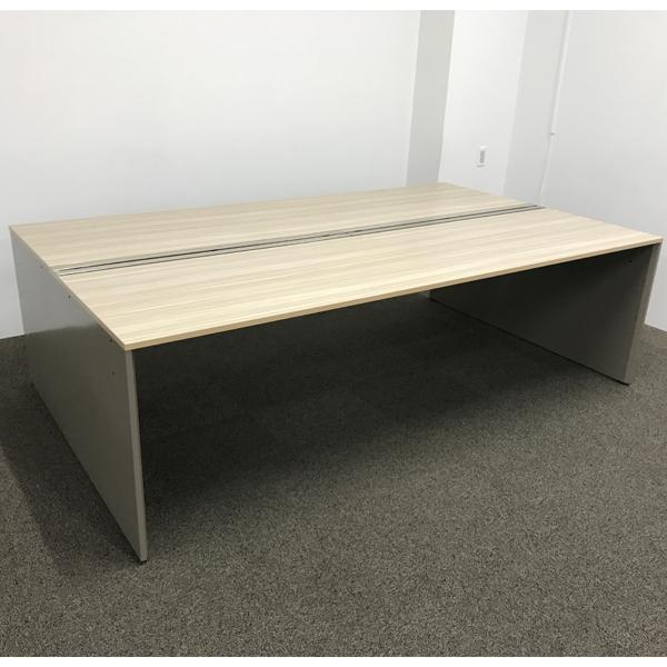 ■取り扱い番号DF-882314B■仕様メーカー : イトーキ製品名 : INTERLINK インターリンク色素材 : フェザーウォールナット外寸 : 幅2404mm 奥行き1400mm 高さ720mm ランク : Bランク■特徴配線口:直...