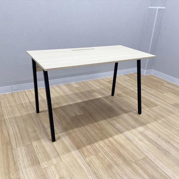 ■取り扱い番号DH-879423B■仕様製品名 : 平デスク ALデスク 引出し無 OC-AL-DK126色素材 : 木目調ナチュラル外寸 : 幅1200mm 奥行き600mm 高さ720mm ランク : Bランク■特徴配線口:1ヶ所天板:...