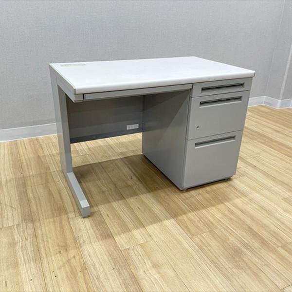 【商品概要】スタンダードなフォルムに、現代のオフィスに欠かせない配線機能と収納力を凝縮。奥行600mmのコンパクト設計で、限られたスペースを有効活用したいオフィスや、壁際への設置に最適です。【特徴】スマートな配線システム： 天板の配線口に加...