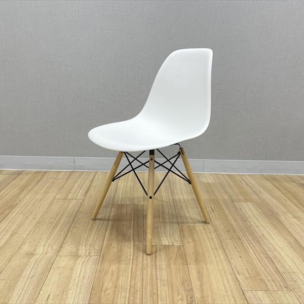 ■取り扱い番号IM-879771B■仕様メーカー : HermanMiller ハーマンミラー製品名 : Eames イームズチェア色素材 : ホワイト外寸 : 幅457mm 奥行き533mm 高さ806mm ランク : Bランク■特徴張地...