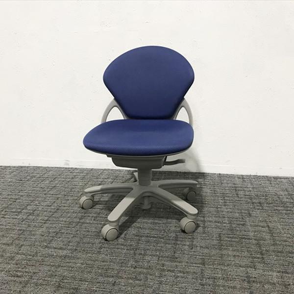 ■取り扱い番号IO-874319C■仕様メーカー : イトーキ製品名 : Prego プレーゴチェア色素材 : ディープブルー外寸 : 幅460mm 奥行き520mm 高さ780mm ランク : Cランク■特徴張地:布張り本体:ミディアムグ...