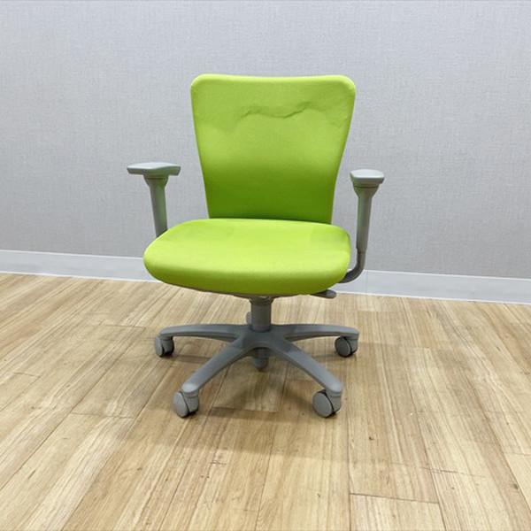 ■取り扱い番号IO-878022C■仕様メーカー : オカムラ製品名 : Carrozza カロッツァチェア色素材 : ライトグリーン外寸 : 幅615mm 奥行き565mm 高さ815mm ランク : Cランク■特徴張地:布張り肘:上下・...