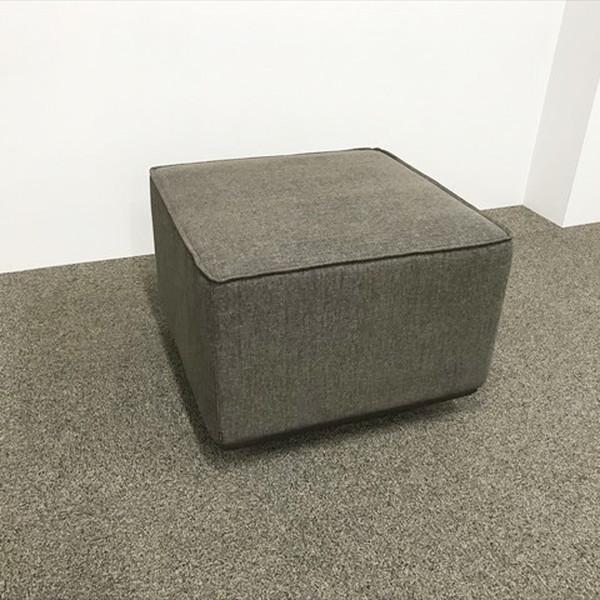 ■取り扱い番号IR-878360B■仕様メーカー : コクヨ製品名 : ロビーチェア メッティ ベンチタイプ NMT-H1C-GFM61色素材 : ダークグレージュ外寸 : 幅800mm 奥行き800mm 高さ600mm ランク : Bラン...