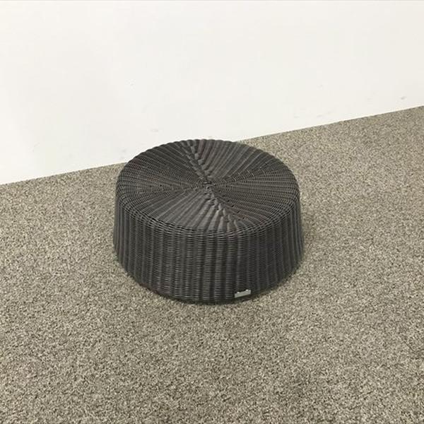 ■取り扱い番号IT-882155B■仕様製品名 : スツール ロムガーデン色素材 : ダークブラウン外寸 : 幅500mm 奥行き500mm 高さ190mm ランク : Bランク■特徴張地:ポリエチレンコードラタン素材が設置フロアのインテリ...