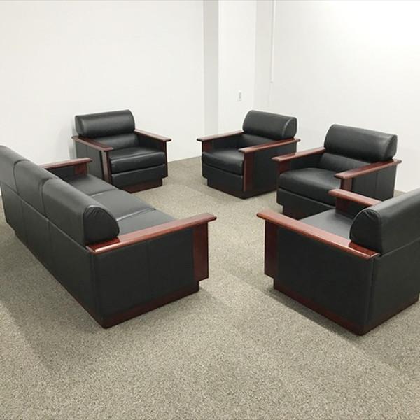 ■取り扱い番号RS-877722B■仕様メーカー : コクヨ製品名 : ソファ 5点セット アナベル2色素材 : ブラック外寸 : ランク : Bランク■特徴1人用ソファ:W770*D790*H750 CE-720 W77-LNB63人用ソ...