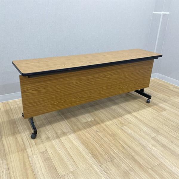 ■取り扱い番号TF-878252B■仕様製品名 : フラップ式会議テーブル 幕板付色素材 : チーク外寸 : 幅1800mm 奥行き450mm 高さ700mm ランク : Bランク■特徴棚付折りたたみ・設置・移動が簡単に出来るフラップ式テー...