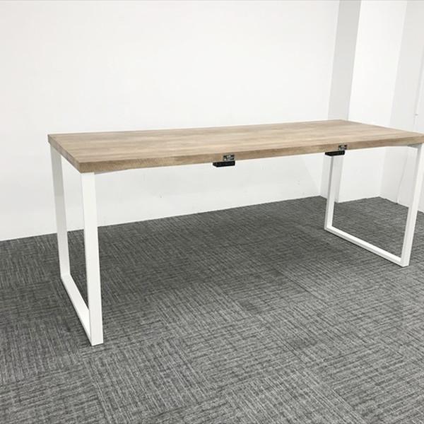 ■取り扱い番号TH-875174B■仕様メーカー : オカムラ製品名 : ハイテーブル 要組立 アルトピアッツァ MB614A MW72色素材 : ソーンオーク外寸 : 幅2400mm 奥行き900mm 高さ1000mm ランク : Bラン...