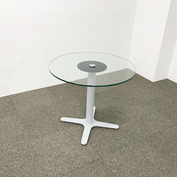 ■取り扱い番号TR-879670B■仕様製品名 : 丸テーブル ガラス天板色素材 : 透明外寸 : 幅800mm 奥行き800mm 高さ700mm ランク : Bランク■特徴天板:クリアガラス 厚さ:12mmランチタイムのちょっとした息抜き...
