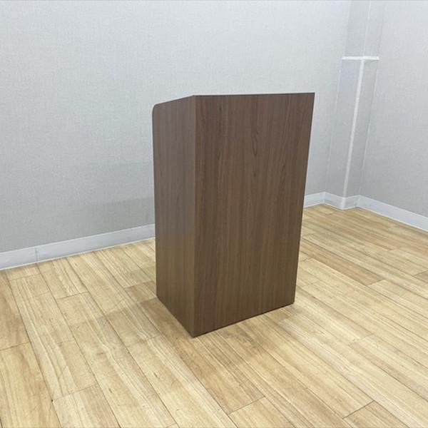 ■取り扱い番号UN-883794A■仕様製品名 : 演台 セルボ色素材 : ダークブラウン外寸 : 幅590mm 奥行き400mm 高さ1044mm ランク : Aランク■特徴配線用切欠き付天板:メラミン樹脂化粧板本体:強化紙化粧板 パーテ...