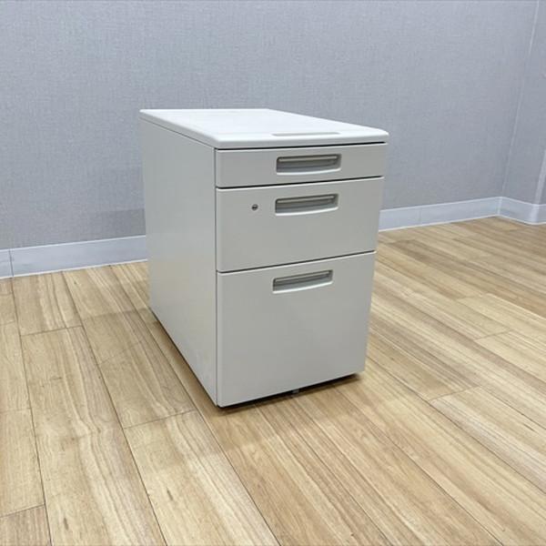 ■取り扱い番号WI-880355B■仕様メーカー : コクヨ製品名 : BS-E色素材 : ナチュラルグレー外寸 : 幅400mm 奥行き600mm 高さ610mm ランク : Bランク■特徴デスク下に収納、引出して資料を置いたりとワークス...
