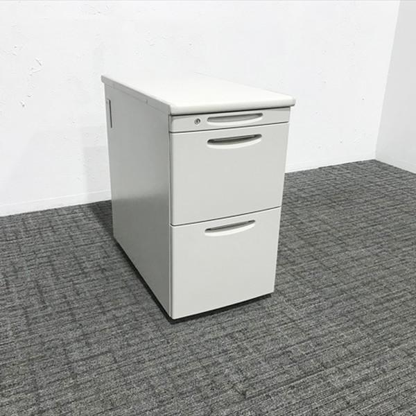 【商品概要】国内トップメーカー「オカムラ（okamura）」製のロングセラー「SDシリーズ」脇デスクです。お使いのデスクの横に設置するだけで、収納力と作業面を同時に広げることができる、オフィスに欠かせない実力派アイテムです。【特徴】抜群の収...