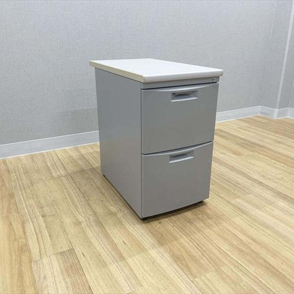 ■取り扱い番号WW-877531B■仕様メーカー : イトーキ製品名 : CZ色素材 : ライトグレーW外寸 : 幅400mm 奥行き700mm 高さ700mm ランク : Bランク■特徴本体:グレーW作業スペースと収納スペースを同時に拡張...