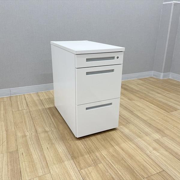 ■取り扱い番号WW-880350B■仕様メーカー : イトーキ製品名 : 脇デスク 3段 CZR CZR-047LCC-9W9色素材 : ホワイトW外寸 : 幅400mm 奥行き700mm 高さ720mm ランク : Bランク■特徴配線口:...