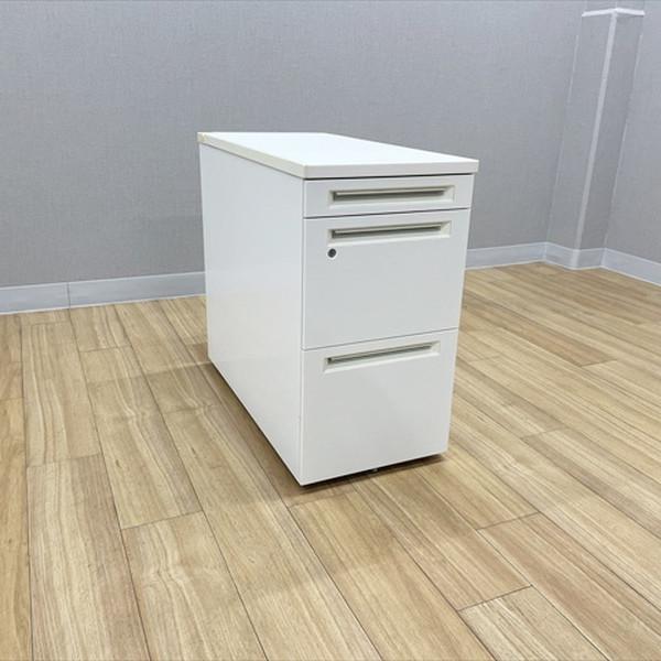 【商品概要】清潔感のあるホワイトカラーと、使い勝手を考え抜かれた設計が特徴です。デスクの横に配置するだけで、L字デスクのような広い作業面を確保でき、増え続ける書類や備品をスマートに整理できます。【特徴】効率的な3段収納： 中段・下段ともにA...
