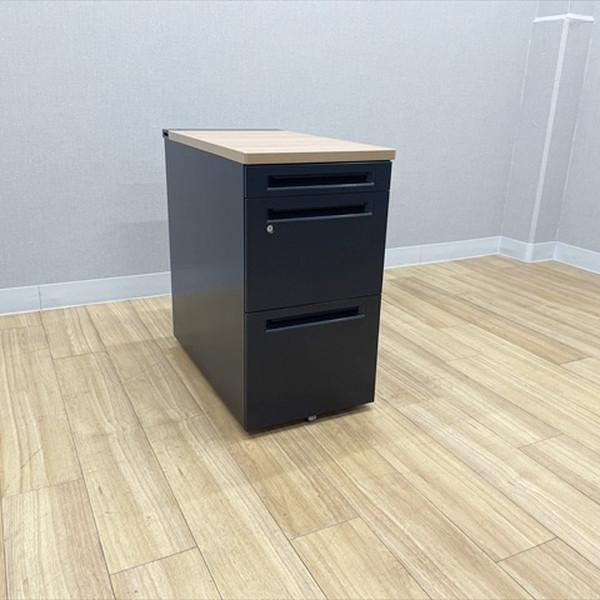 ■取り扱い番号WW-880999B■仕様メーカー : オカムラ製品名 : ADVANCE色素材 : ネオウッドミディアム外寸 : 幅400mm 奥行き700mm 高さ720mm ランク : Bランク■特徴配線口:直線タイプ本体:ブラック中下...