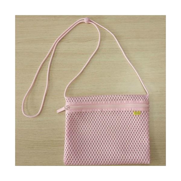 ■サイズ：210×260×10mm■＜素材＞■メッシュ本体、ストラップの紐：ポリエステル■ジッパーの縁、ジッパーの持ち手部分：PU■ジッパー本体、ストラップのアジャスター：PP樹脂■ジッパーのその他金具、ボールチェーン：鉄■ブランドタグ：P...